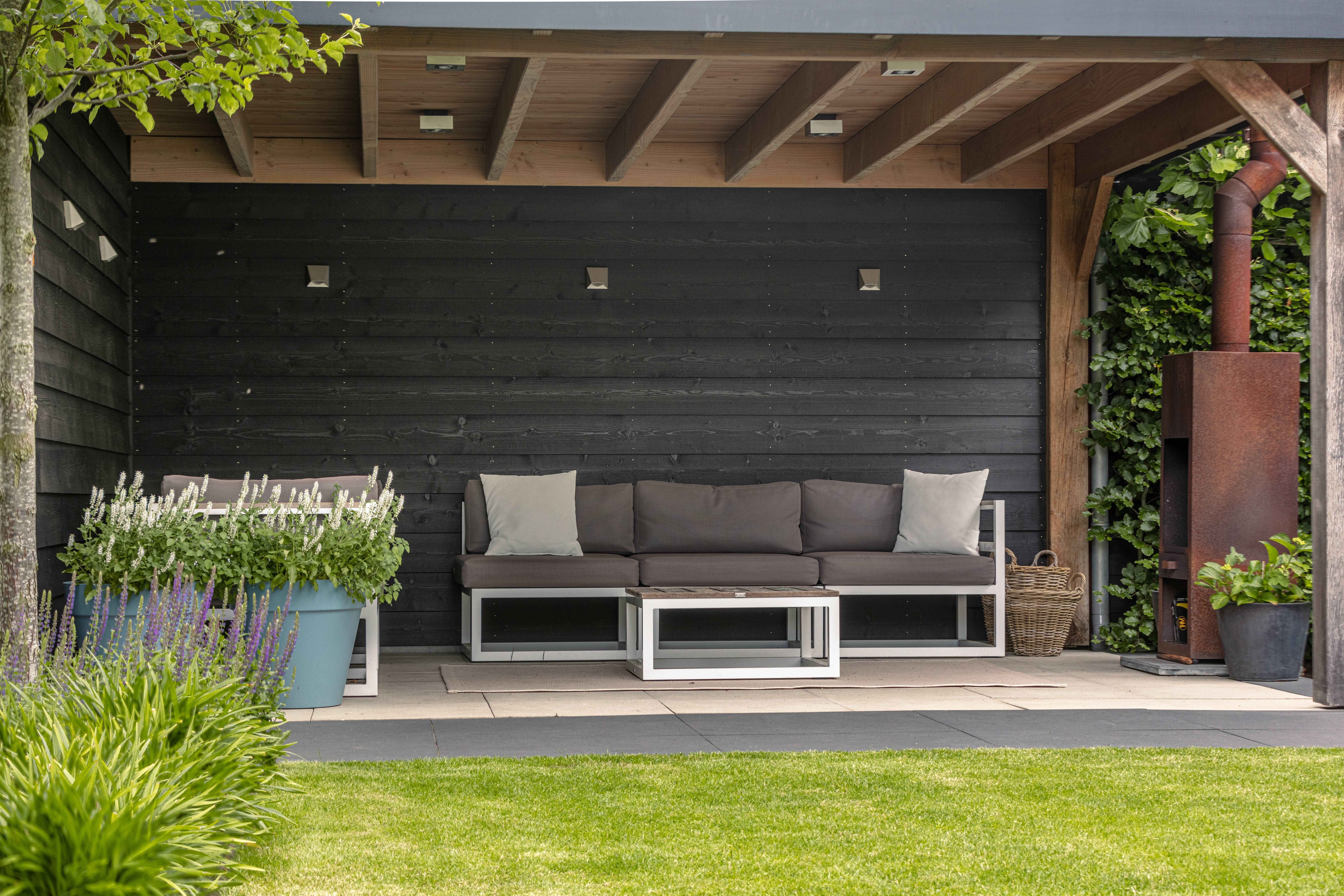 Robuust Landelijk Tuinhuis met Overkapping in Vught: Inspiratie voor ...