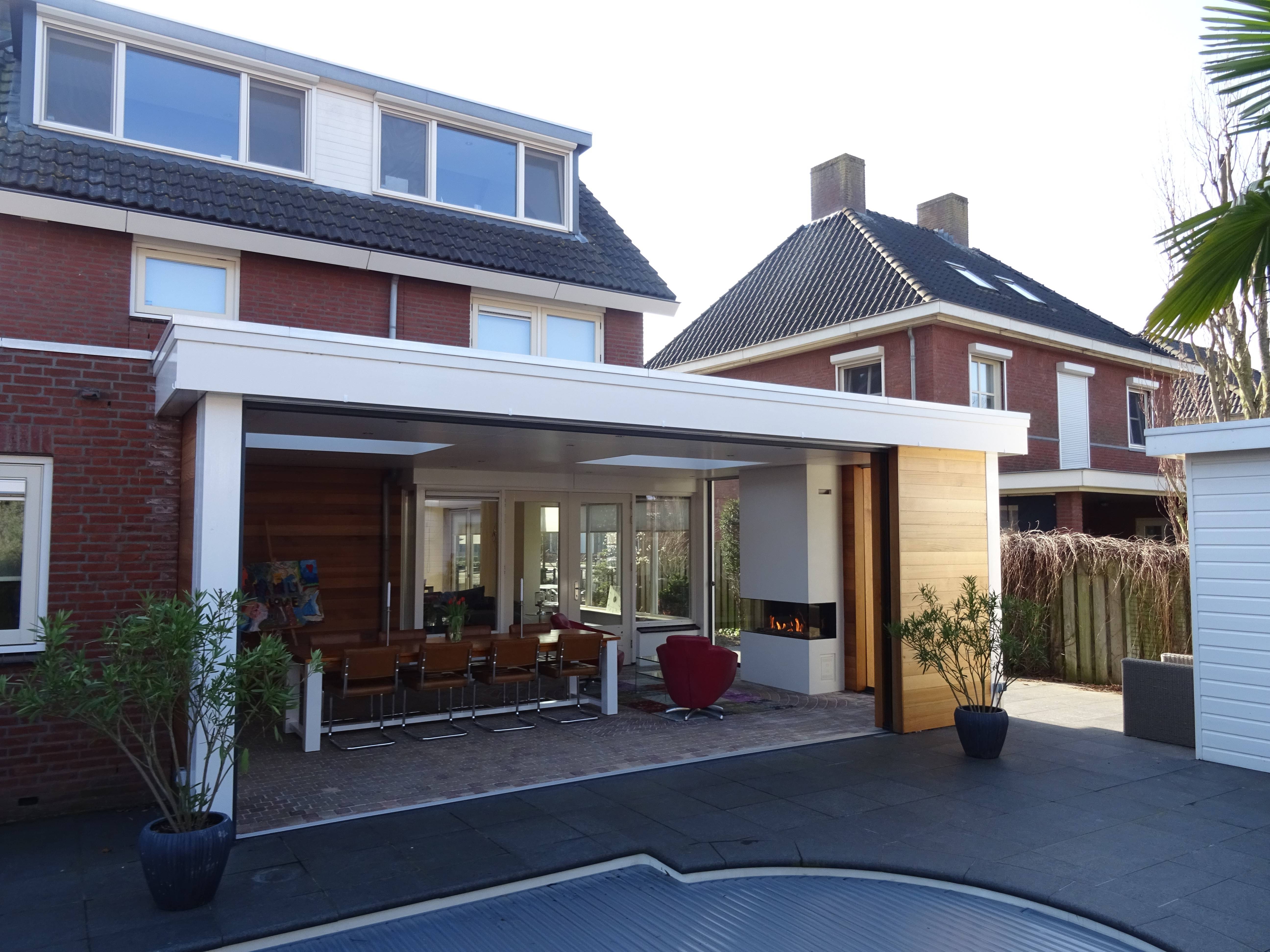 Witte veranda met haard in Rosmalen - Van der Heijden