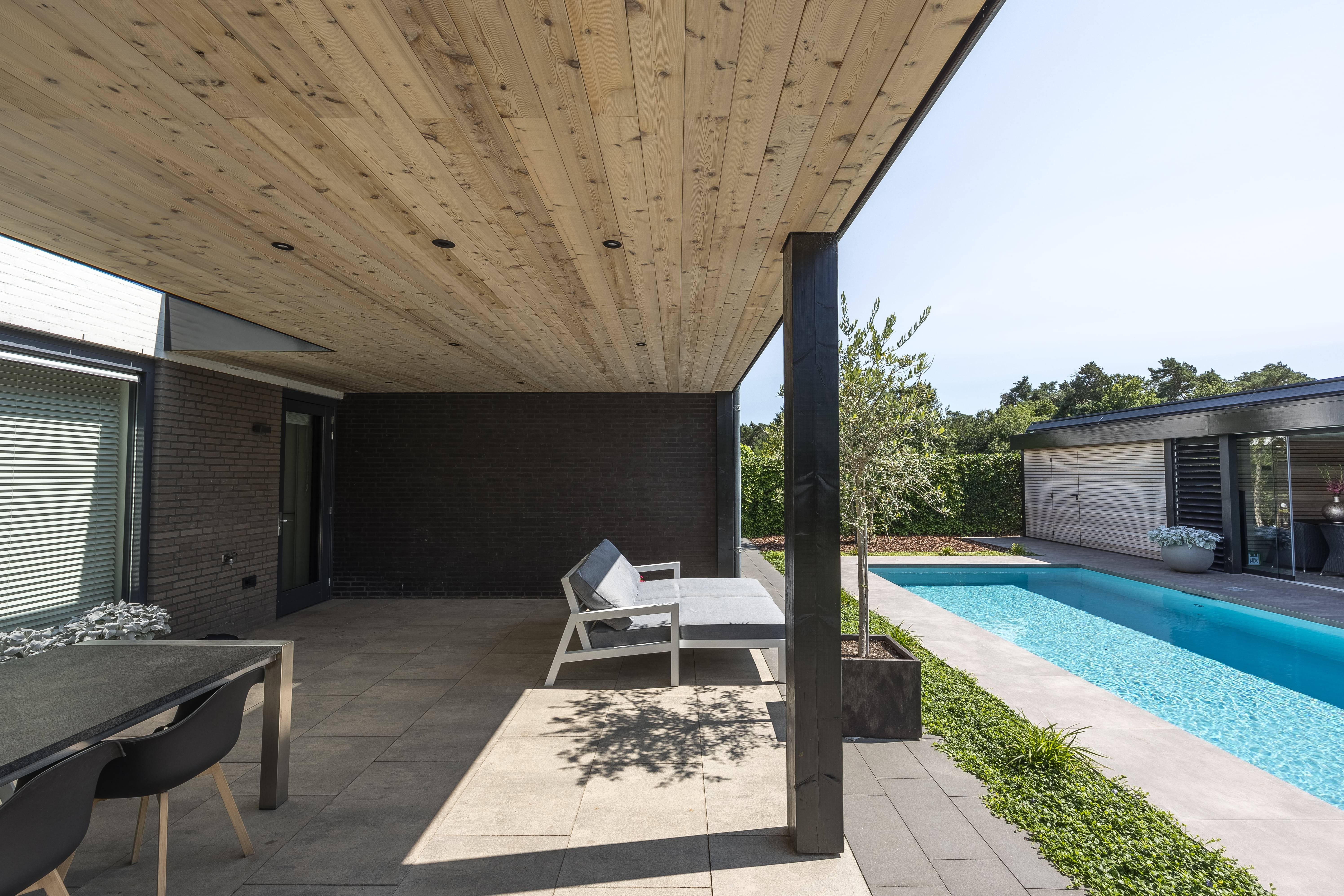 Veranda met Red Cedar Plafond in Venray: Natuurlijke Uitstraling - Van ...