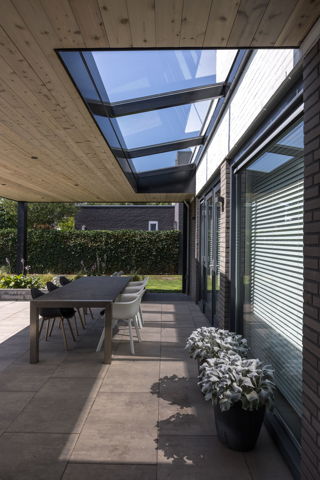 Veranda met red Cedar plafond in Venray - Van der Heijden