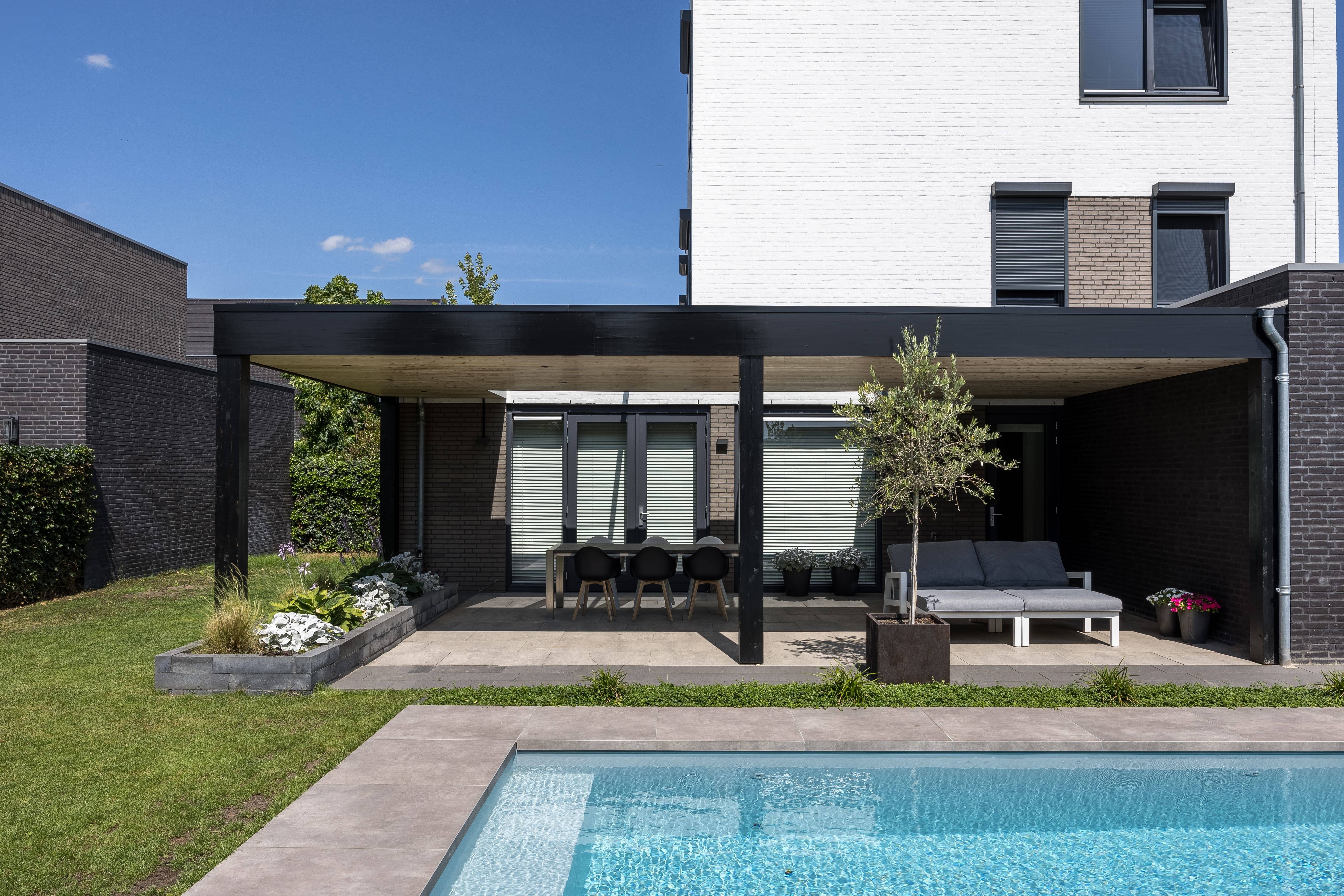 Veranda met Red Cedar Plafond in Venray: Natuurlijke Uitstraling - Van ...